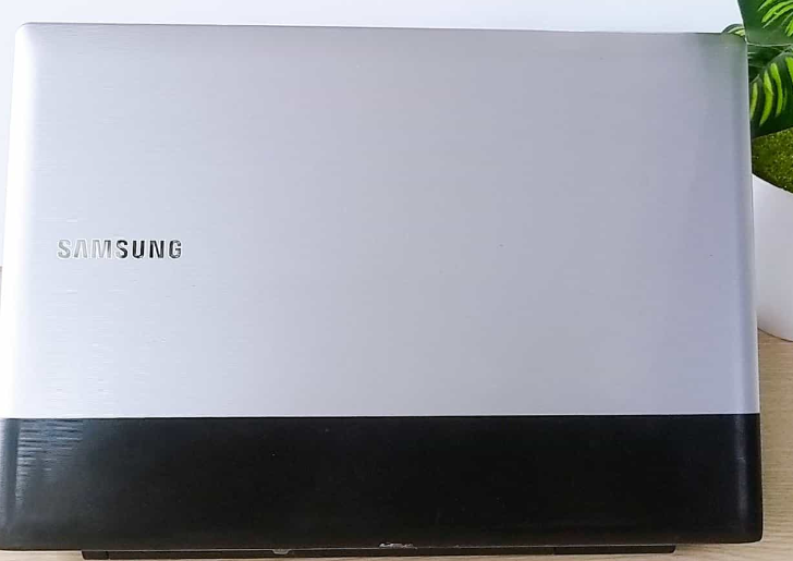 Vỏ mặt dùng cho laptop Samsung RV409 Like New